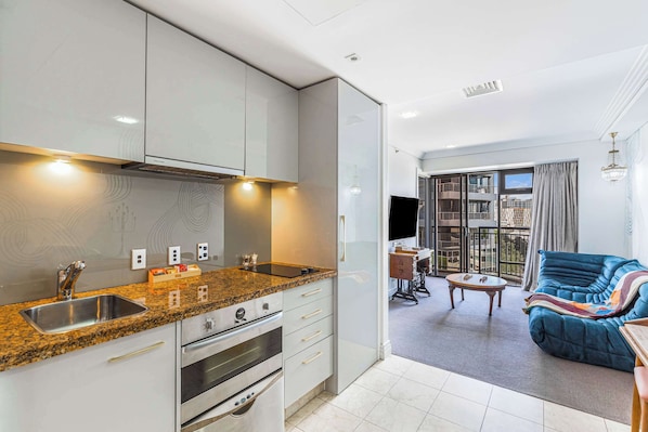 Apartamento | Cozinha privada | Um frigorífico, um micro-ondas, um forno, uma placa de cozinha