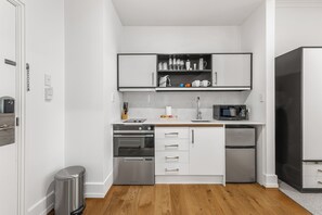 Apartamento | Cozinha privada | Um frigorífico, um micro-ondas, um forno, uma placa de cozinha 