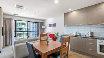 Apartamento | Cozinha privada | Um frigorífico, um micro-ondas, um forno, uma placa de cozinha