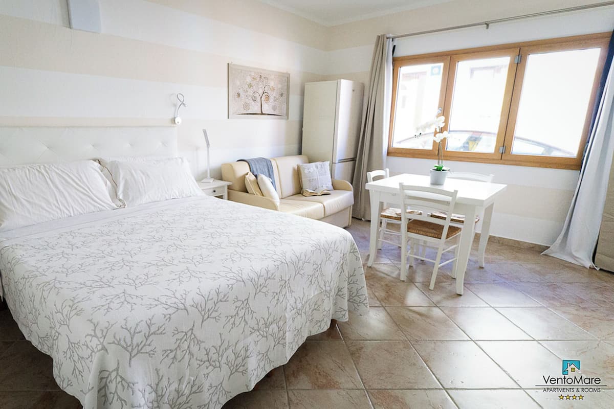 Apartamento Premium, pátio, vista para o pátio | Cofre com capacidade para portátil, cortinas/cortinados opacos