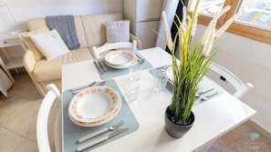 Apartamento Superior, pátio, vista para o pátio | Refeições no quarto