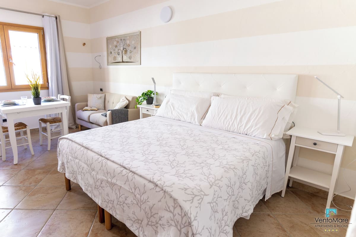 Apartamento Deluxe, kitchenette | Cofre com capacidade para portátil, cortinas/cortinados opacos