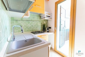 Apartamento Superior, pátio, vista para o pátio | Cozinha privada | Um frigorífico/congelador grande, um micro-ondas, uma placa de cozinha