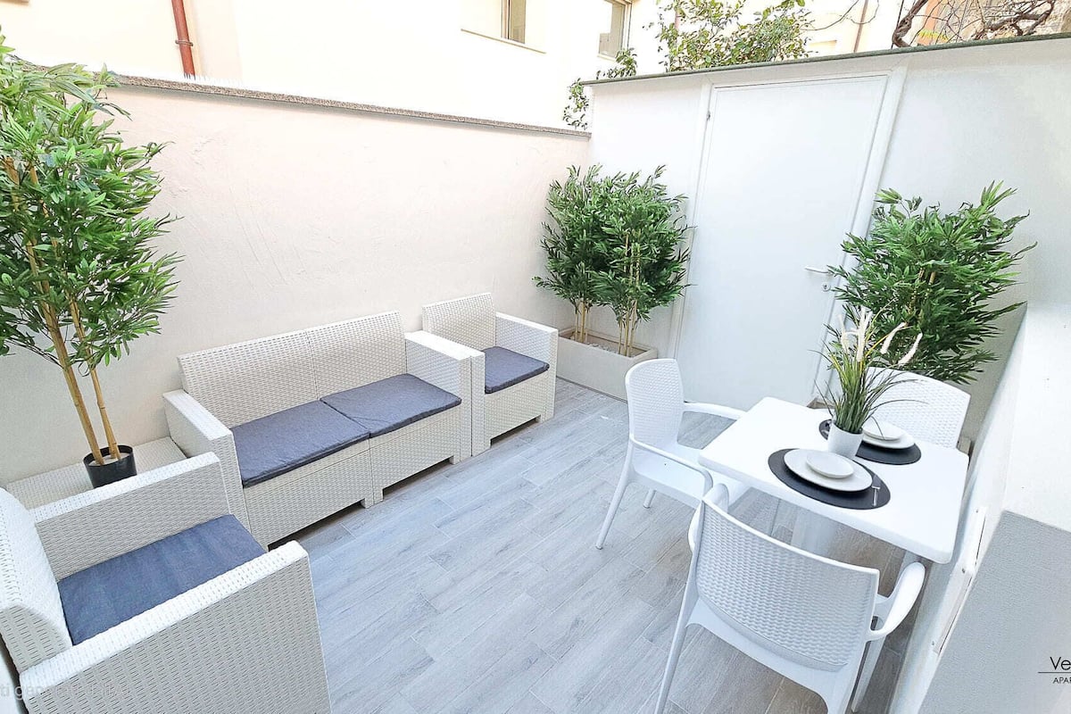 Apartamento Superior, pátio, vista para o pátio | Cofre com capacidade para portátil, cortinas/cortinados opacos
