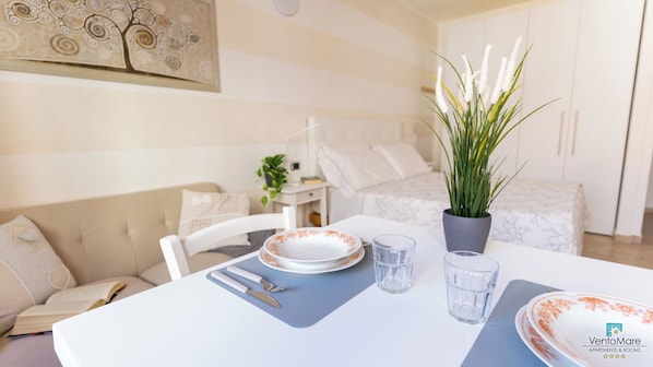 Apartamento Deluxe, kitchenette | Cofre com capacidade para portátil, cortinas/cortinados opacos