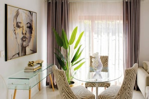 Apartamento, 2 quartos, para fumantes, sacada | Sala de estar | Livros