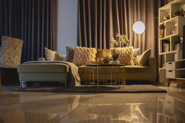 Apartamento, 2 quartos, para fumantes, sacada | Sala de estar | Livros
