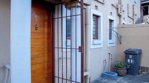 Apartamento, 2 quartos, para fumantes, sacada | Detalhe da fachada