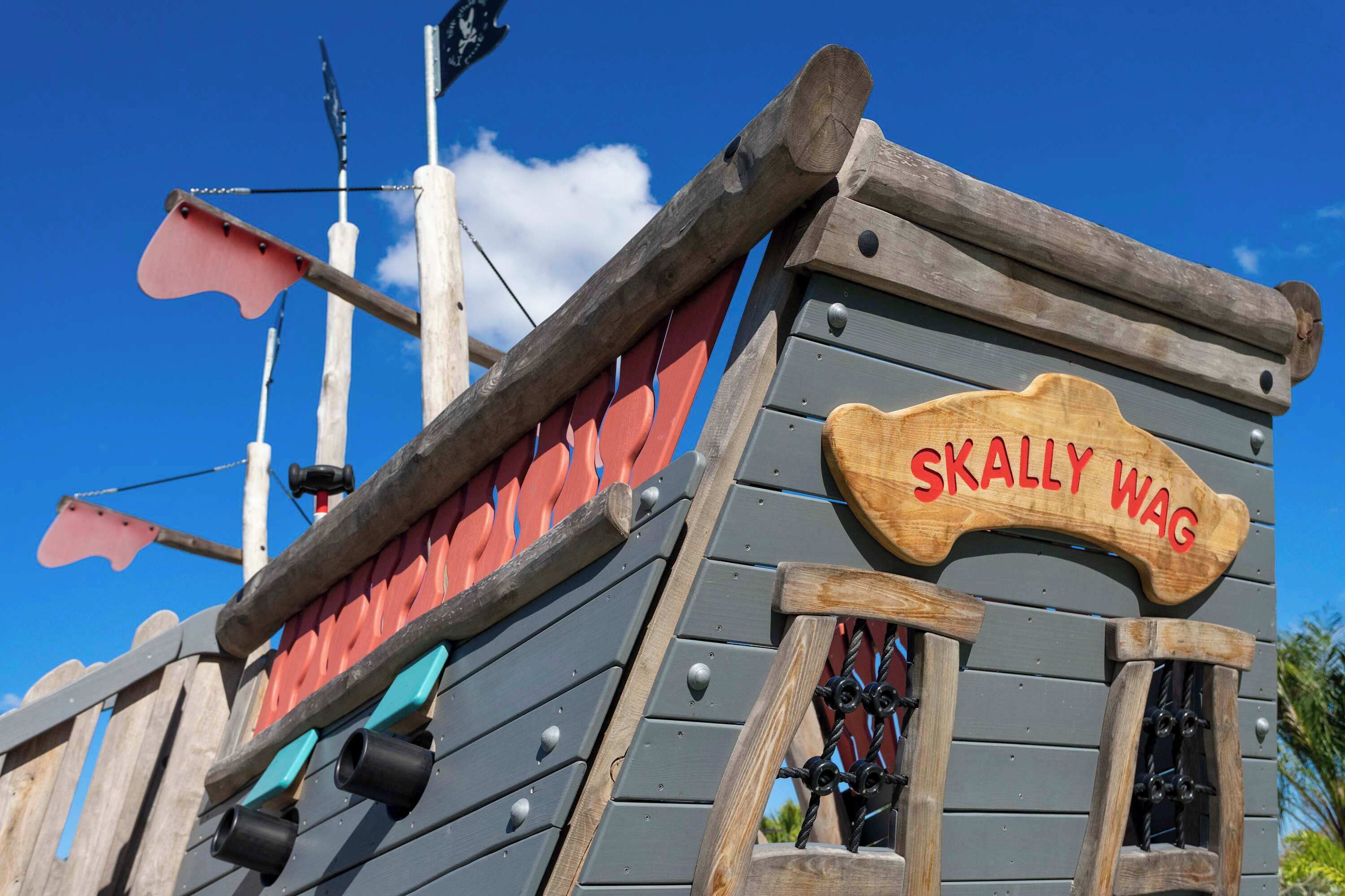 Uma estrutura de madeira com uma placa que diz 'SKALLY WAG'.