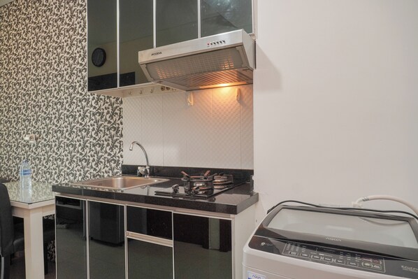 Apartamento Standard | Cozinha privada | Um frigorífico, uma placa de cozinha, uma panela elétrica de arroz