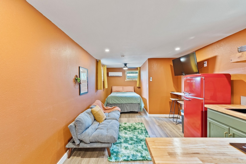 Groovy Cottage In Downtown Pensacola, Pet Friendly - Warrington, FL