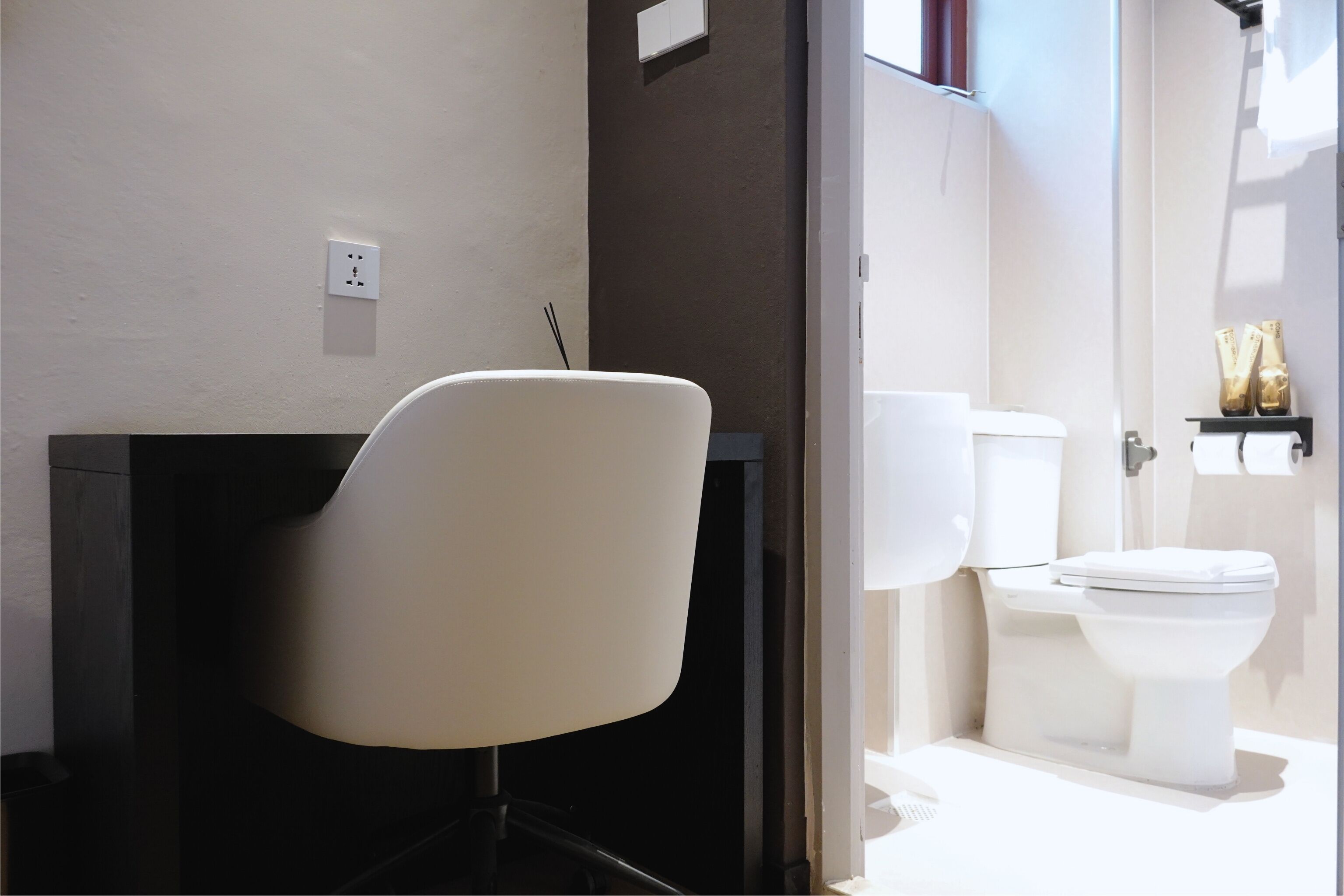 Um polibã, artigos de higiene pessoal grátis 