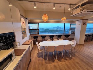 Um frigorífico, um micro-ondas, utensílios de cozinha