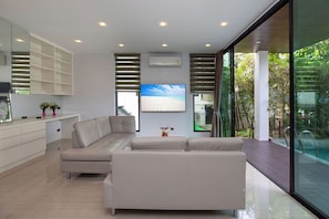 Villa Familiar, 4 quartos, piscina privativa, vista para a piscina | Sala de estar | Televisor de ecrã plano de 36 polegadas com canais por cabo