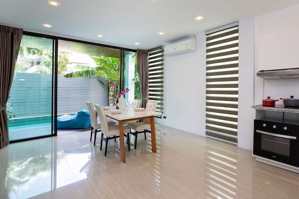 Villa Familiar, 4 quartos, piscina privativa, vista para a piscina | Sala de estar | Televisor de ecrã plano de 36 polegadas com canais por cabo