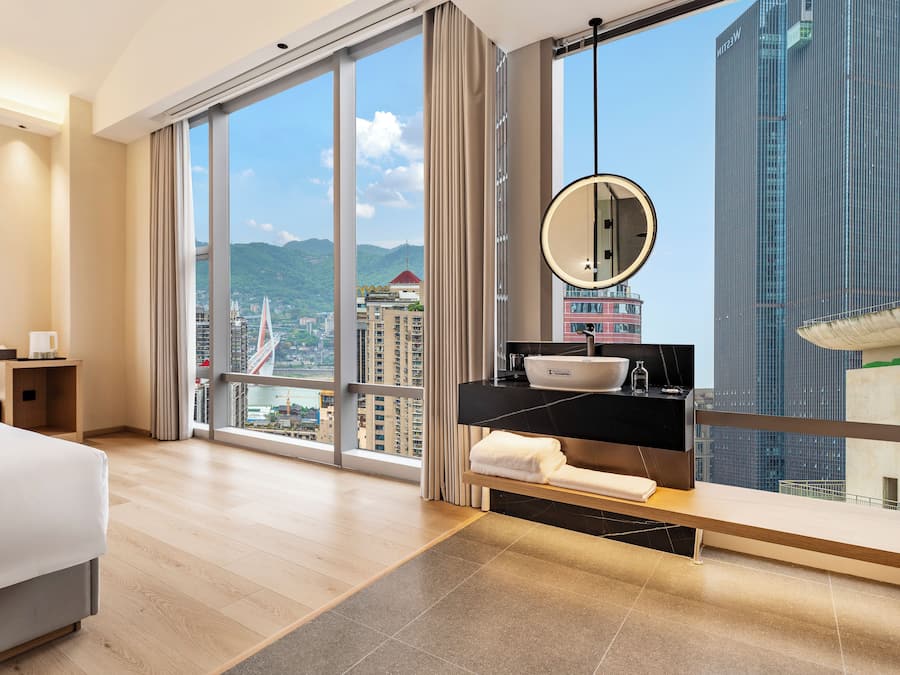 Quarto panorâmico, vista para a cidade, no canto | Roupas de cama premium, edredons de pluma