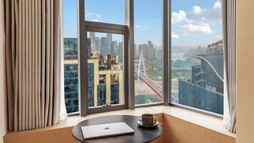 Quarto conforto, 1 cama King, para não fumantes, vista para a cidade | Roupas de cama premium, edredons de pluma