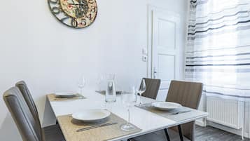 Casa Comfort, 2 quartos, varanda, Vista para a cidade | Sala de estar | Smart TV de 50 cm com canais via satélite