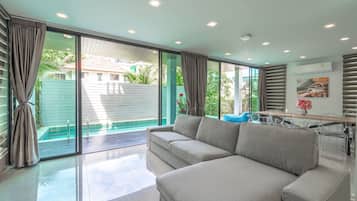 Villa Exclusiva, 4 quartos, piscina privativa, vista para a piscina | Sala de estar | Televisor de ecrã plano de 36 polegadas com canais por cabo
