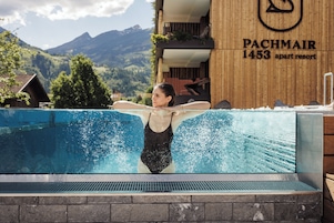 Piscina exterior, guarda-sóis, espreguiçadeiras
