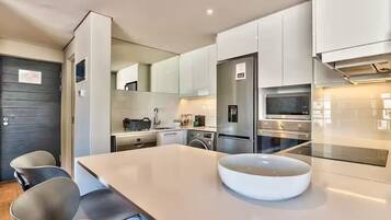 Apartamento clássico, sacada | Cozinha privada | Geladeira grande, micro-ondas, fogão, cooktop