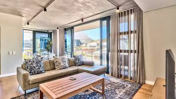 Apartamento clássico, sacada | Área de estar