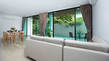 Villa Design, 4 quartos, piscina privativa, vista para o jardim | Sala de estar | TV de ecrã plano