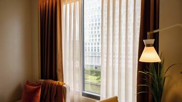 Cozy City Stay Near Airport | Cofres nos quartos, cortinas blackout, Wi-Fi de cortesia