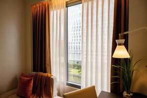 Cozy City Stay Near Airport | Cofre no quarto, cortinas/cortinados opacos, Wi-fi grátis 