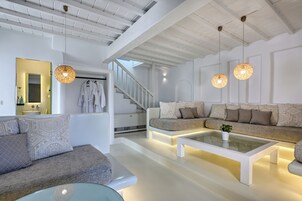 Penthouse, varanda, vista para a piscina | Sala de estar | Televisor de ecrã plano de 24 polegadas com canais via satélite 