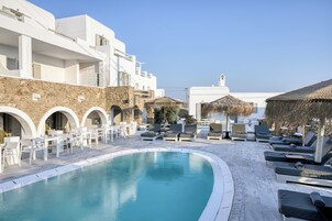 Piscina externa, guarda-sóis, espreguiçadeiras
