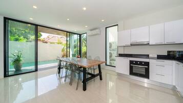 Villa Exclusiva, 4 quartos, piscina privativa, vista para o jardim | Refeições no quarto