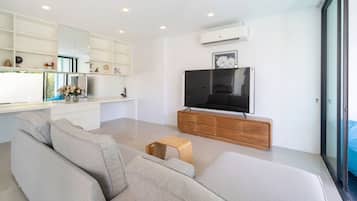 Vila exclusiva, 4 quartos, piscina particular, vista para o jardim | Área de estar | TV de tela plana 36 polegadas com canais a cabo