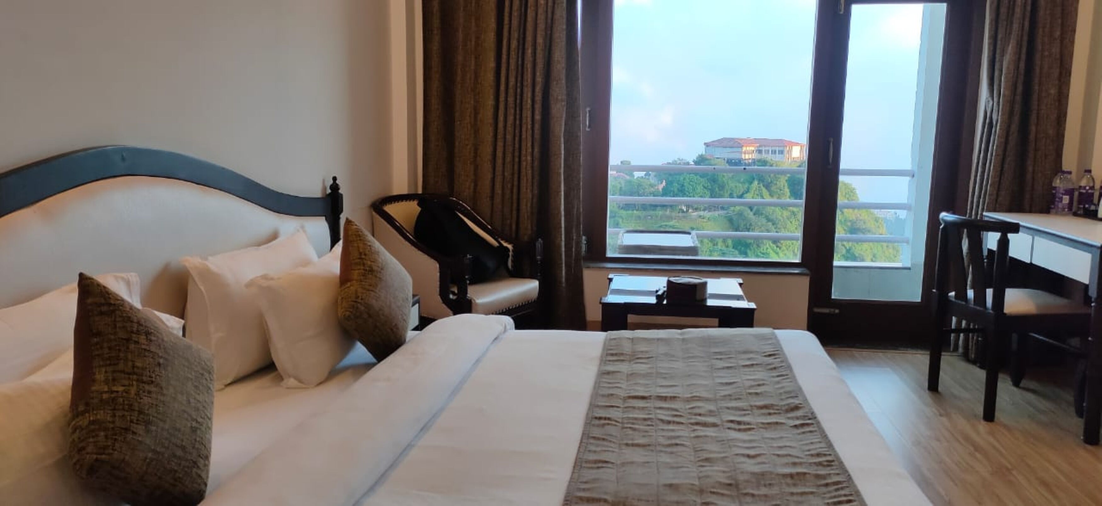 Secretária, secretária adequada para computadores portáteis 