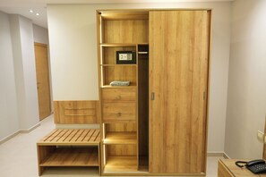 Cofres nos quartos, escrivaninha, cortinas blackout