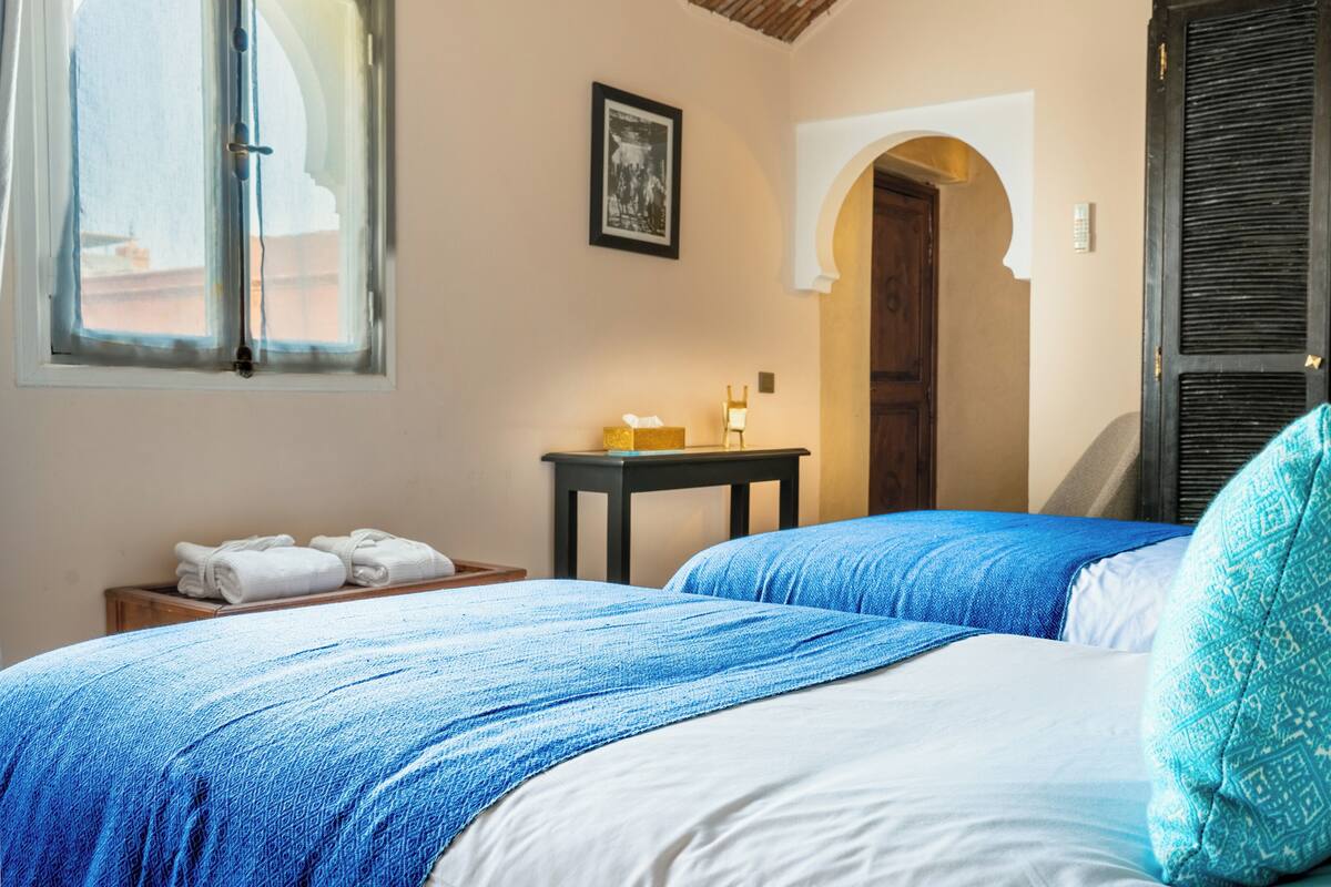 Quarto duplo luxo, vista para a piscina | Cofres nos quartos, ferros/tábuas de passar roupa, Wi-Fi de cortesia