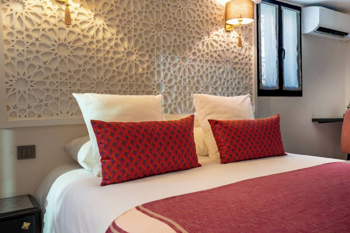 Quarto casal luxo | Cofres nos quartos, ferros/tábuas de passar roupa, Wi-Fi de cortesia