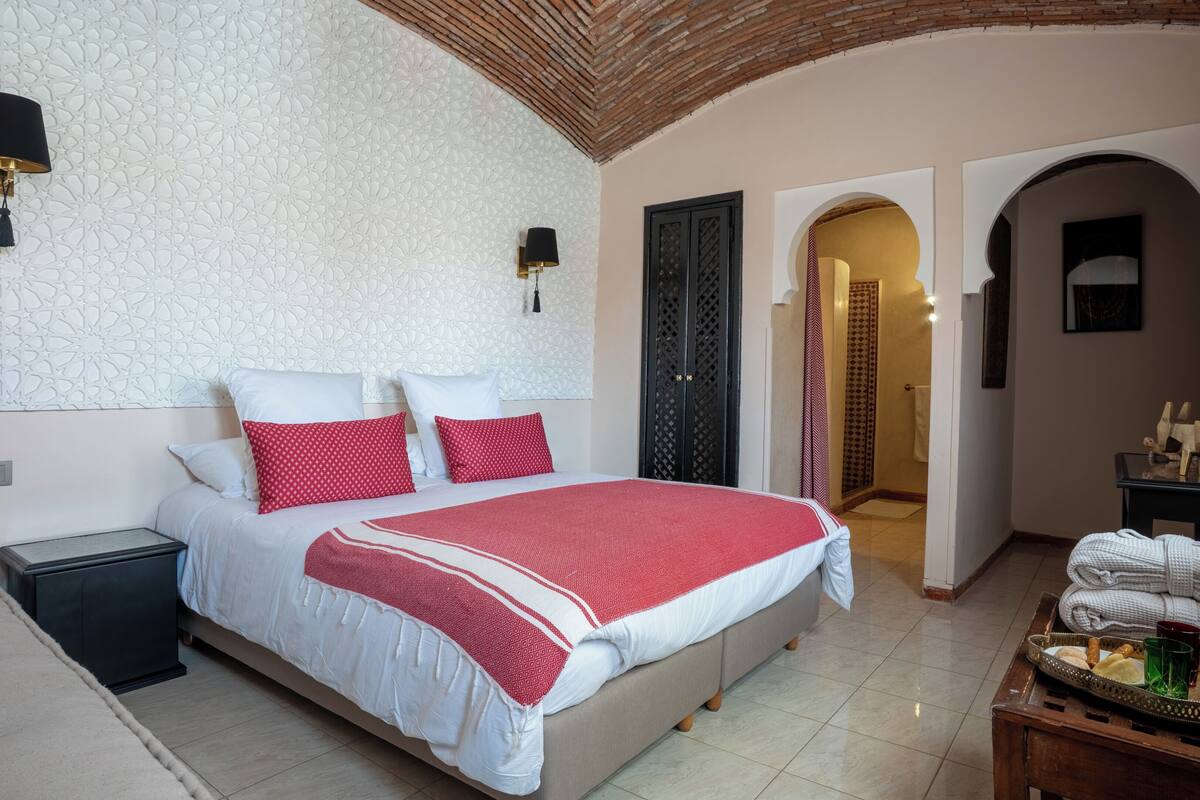 Quarto casal luxo, vista para a piscina | Cofres nos quartos, ferros/tábuas de passar roupa, Wi-Fi de cortesia