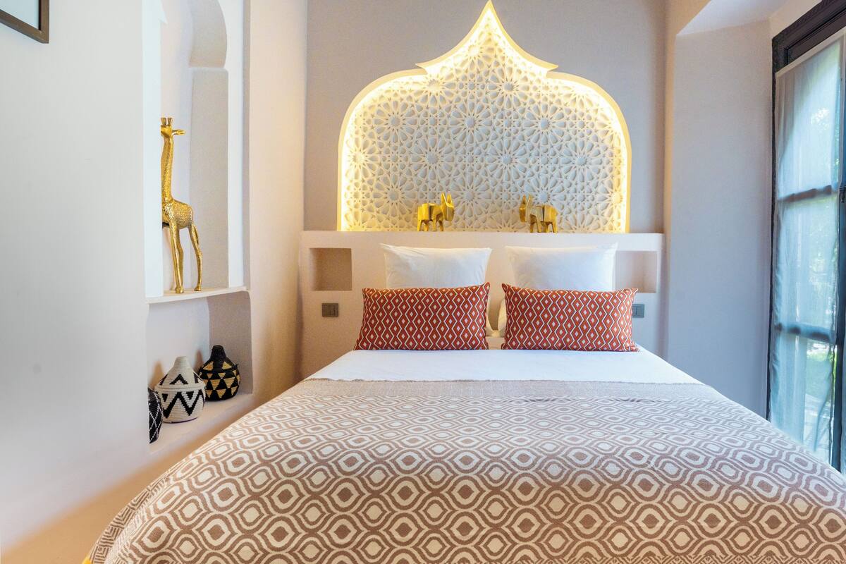 Quarto casal luxo, vista para o jardim | Cofres nos quartos, ferros/tábuas de passar roupa, Wi-Fi de cortesia
