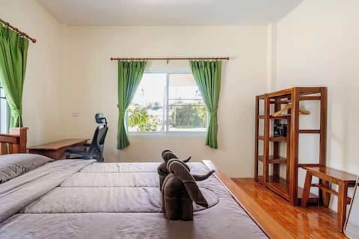 Secretária, secretária adequada para computadores portáteis