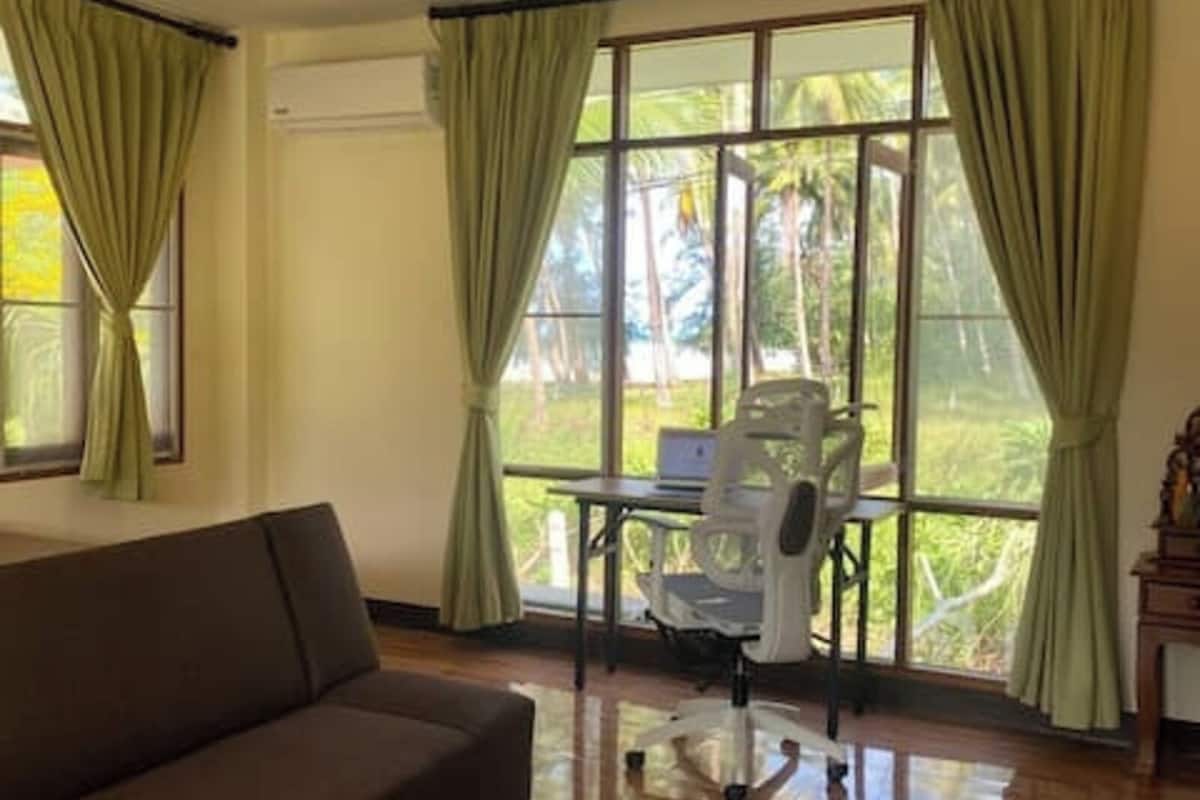 Secretária, secretária adequada para computadores portáteis