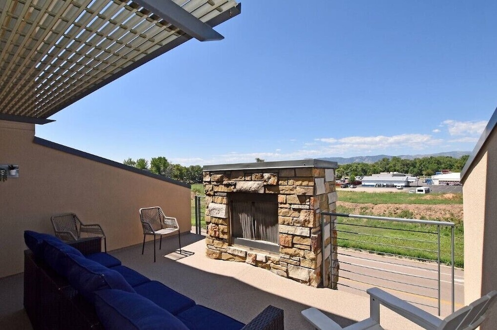 Elegant Mountain Haven - King Bed & Fireplaces - Fort Collins