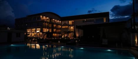 Fachada da propriedade à noite