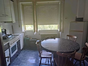 Um frigorífico, um micro-ondas, um forno, uma placa de cozinha
