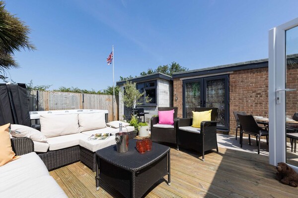 Coastal Retreat With Hot Tub Walk To Beach - East Wittering