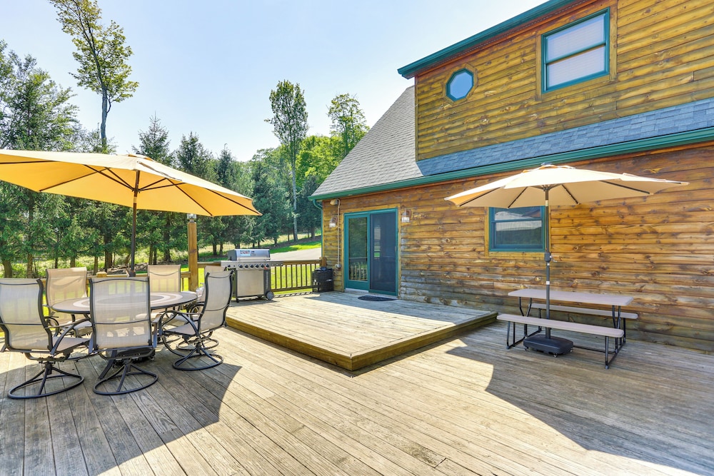 Home Theater & Game Room: Home In Glen Wild! - Rock Hill, NY