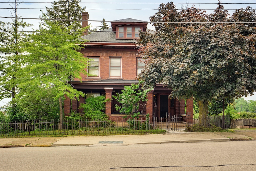2 Mi To Lake Erie: Spacious Retreat Near Cafes! - Erie, PA