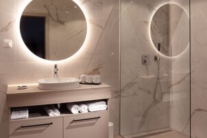 Quarto casal luxo | Banheiro | Roupões de banho, chinelos, toalhas de banho