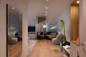 Quarto Duplo Deluxe | Minibar grátis, cofre no quarto, com decoração personalizada 