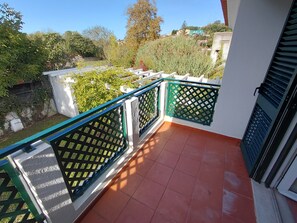 Quarto Duplo Superior, varanda, vista para o jardim | Terrenos do alojamento